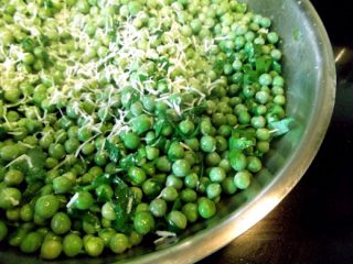 Garlic and Cheese Peas Recipe (hey, it rhymes!) - Delicious Obsessions ...